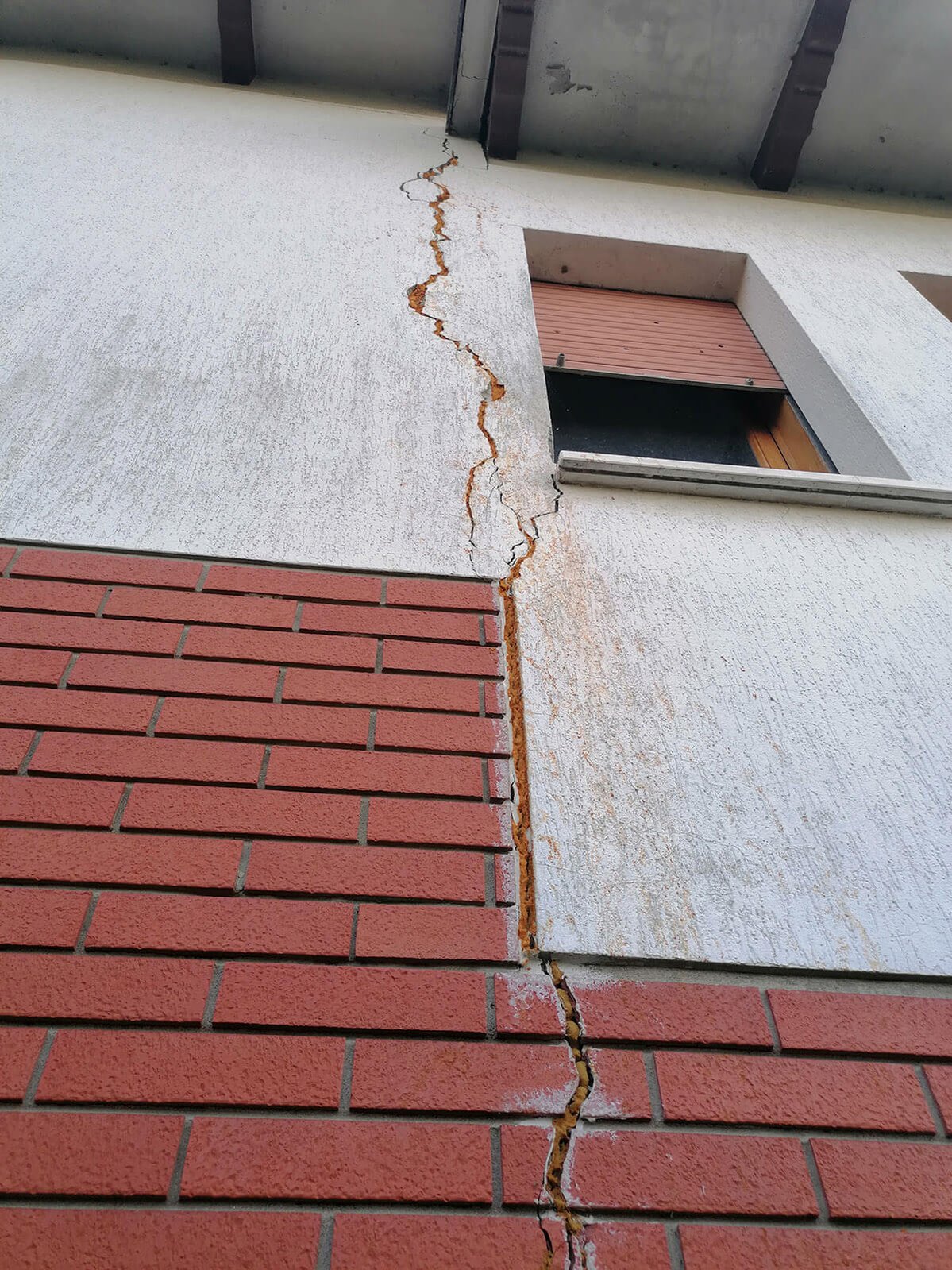 Qué hacer cuando nos encontramos ante un edificio con grietas
