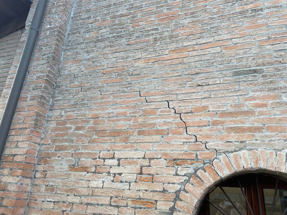 Tratamiento de fisuras en paredes antiguas: cómo solucionar el problema