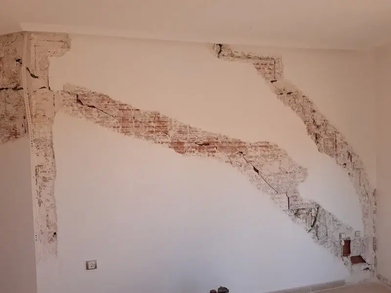 Pared agrietada: ¿por qué sucede y cómo arreglarlo?